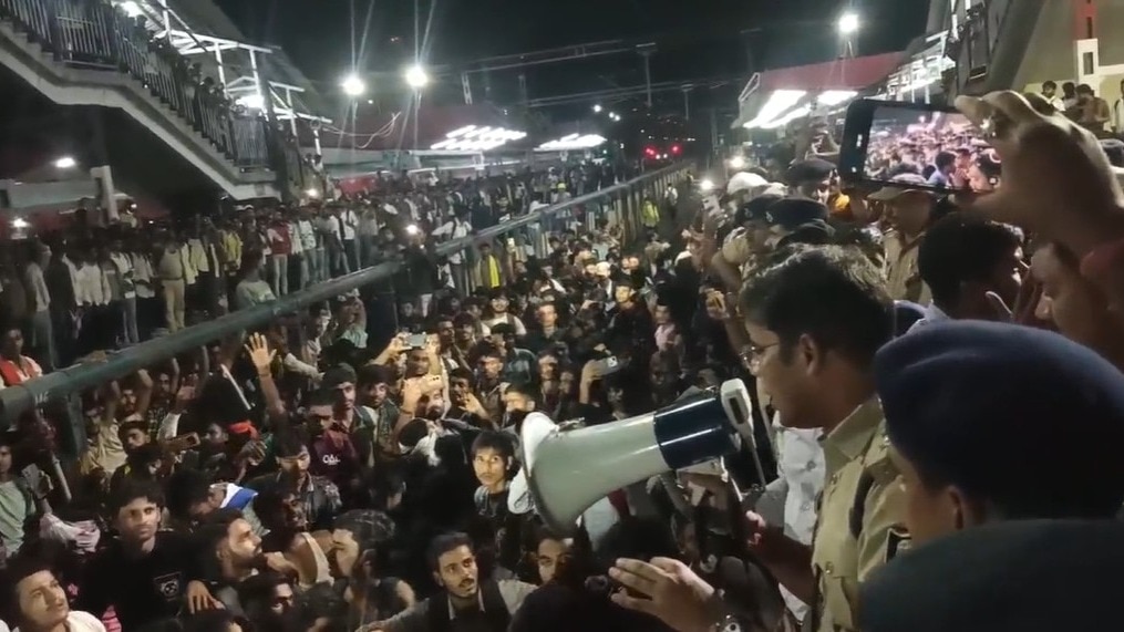 Tracks blocked, trains halted as students protest at Bihar's Patliputra ...