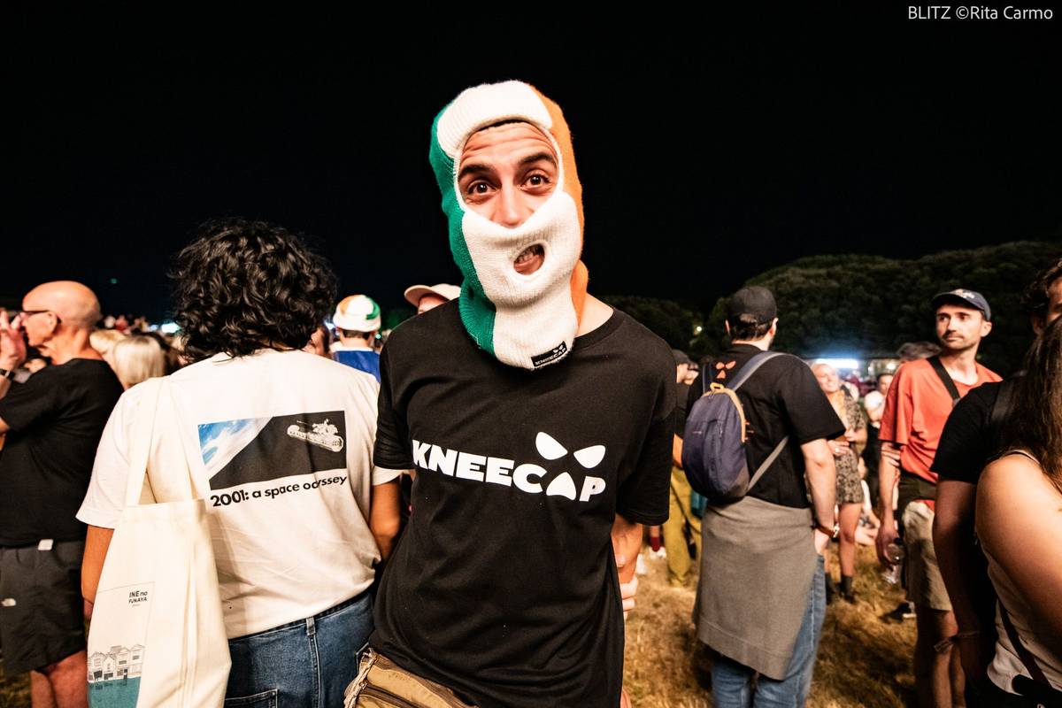 Nas mensagens e nas bandeiras dos Kneecap, Massive Attack e Idles, a ...