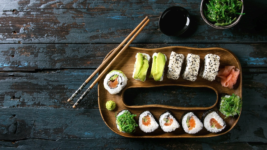 8 sushi rolls without raw fish