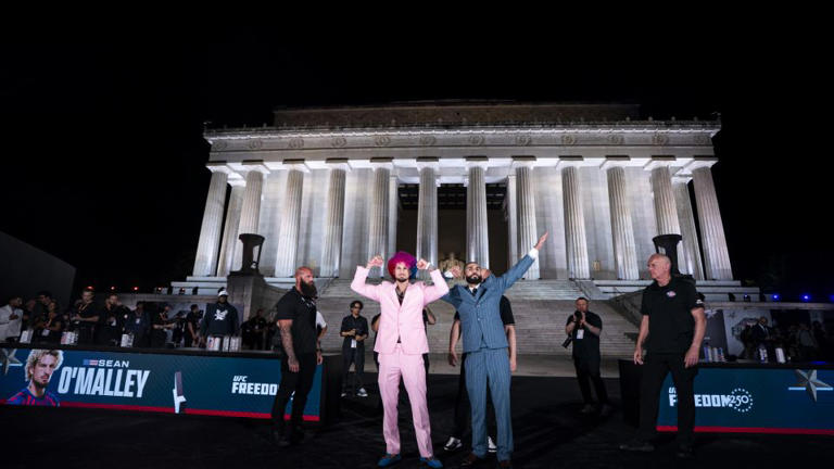 Crowds flock to White House Ellipse for fan event ahead of UFC fight