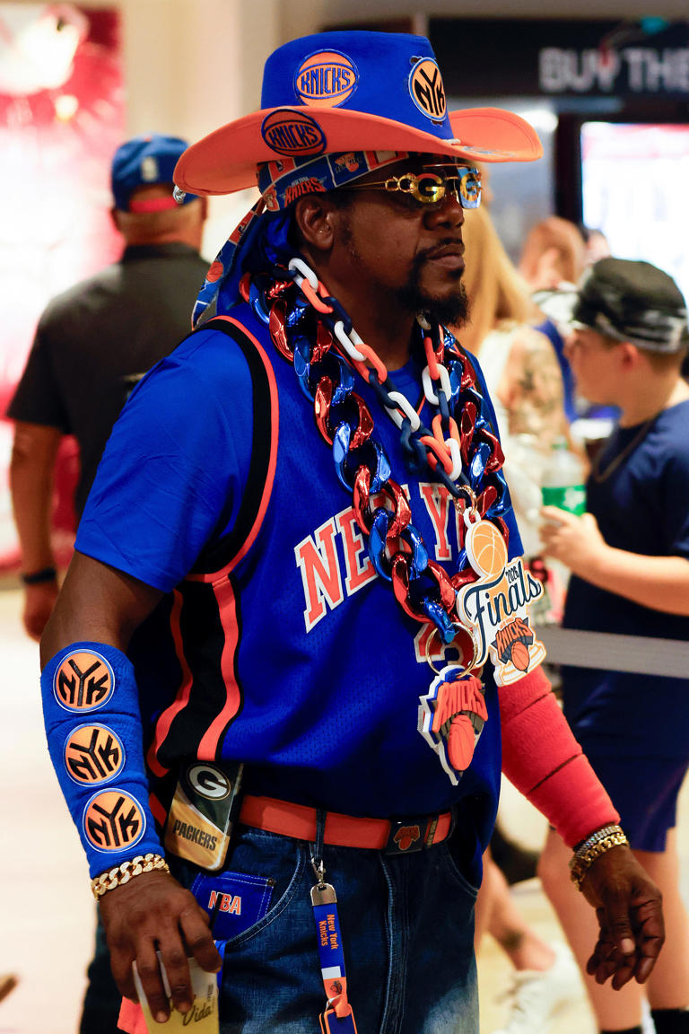 Knicks fans flood San Antonio for Game 5. See crowd of blue and orange