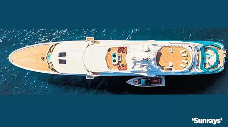 Muğla koylarına süper yat akını