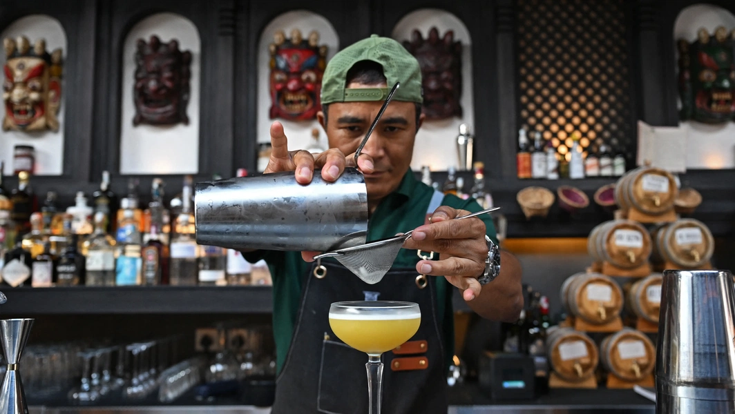 18 common bar etiquette mistakes to avoid