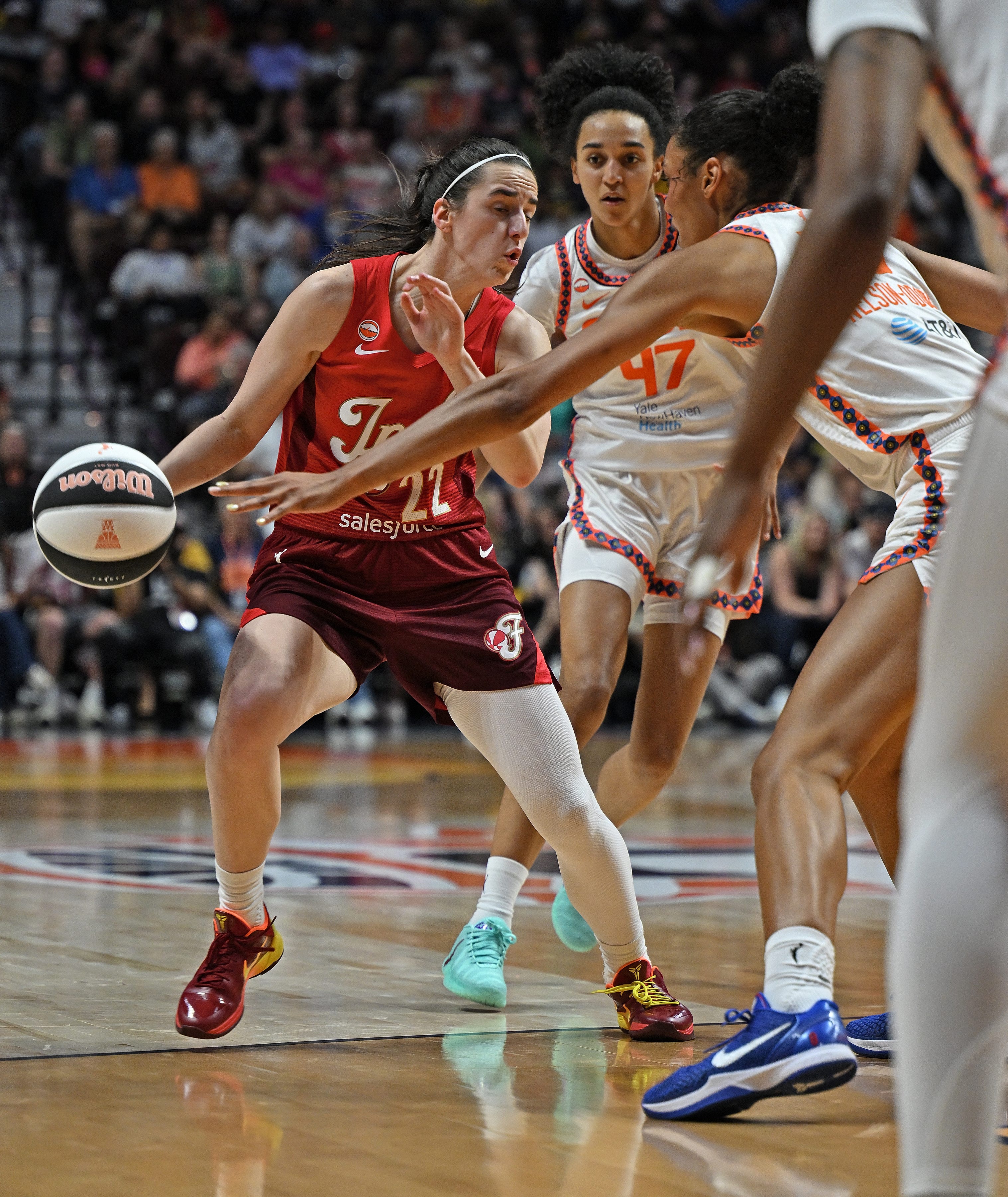 How many points did Caitlin Clark score in Fever vs Sun game?