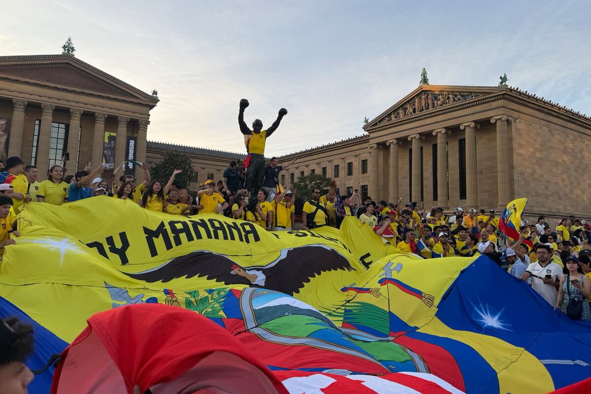 ¿Es de mala suerte poner la bandera de tu selección en la estatua de ...