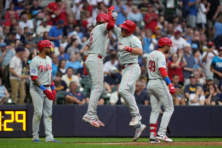 JT Realmuto hits 3-run homer in 5-run 6th and Phillies hold off Brewers 9-8