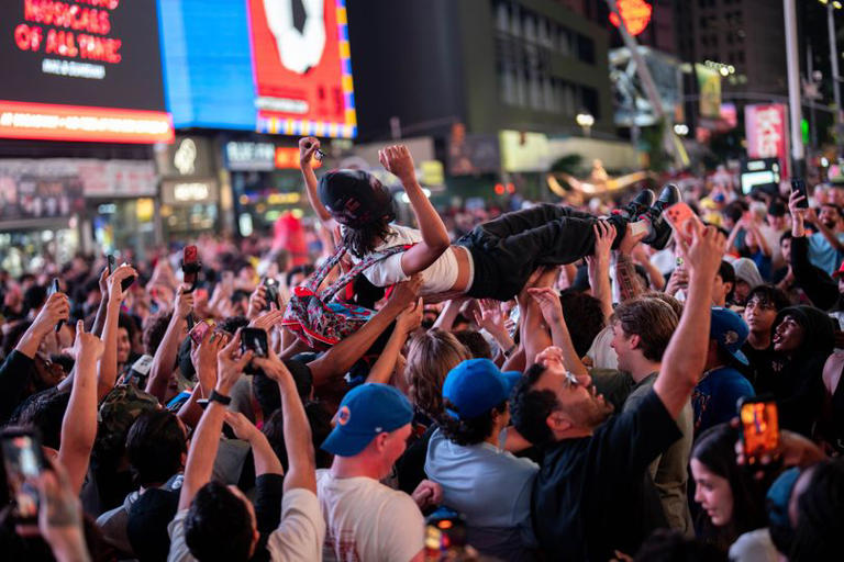 NYPD takes unprecedented action for Knicks parade with 10,000 officers ...