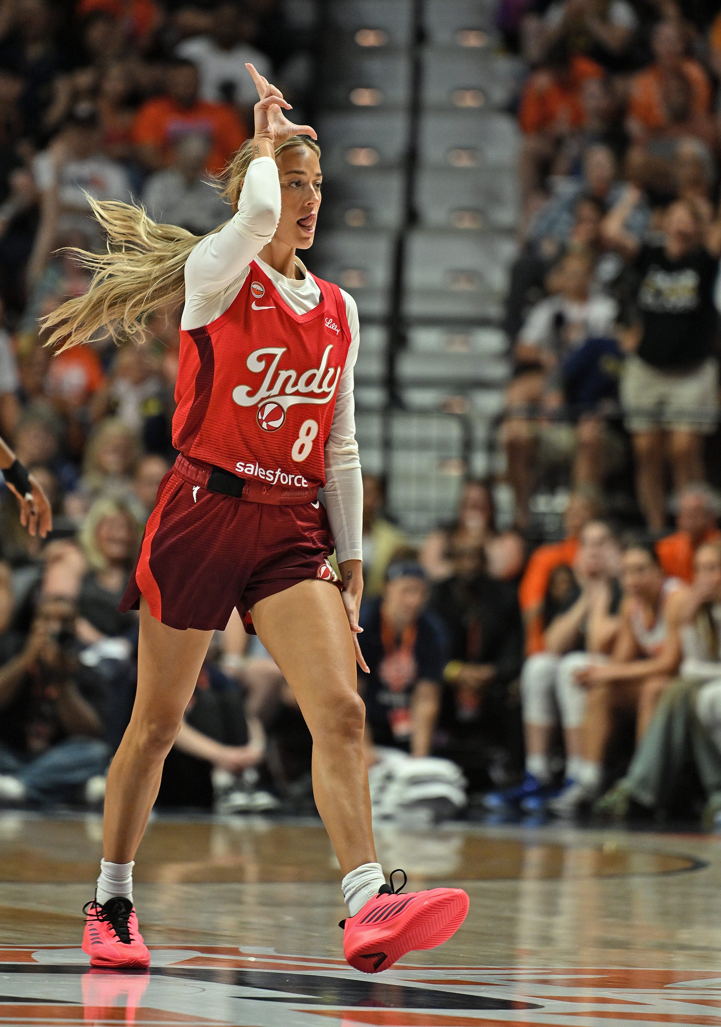 Sophie Cunningham's three late 3s power Indiana Fever past Connecticut Sun
