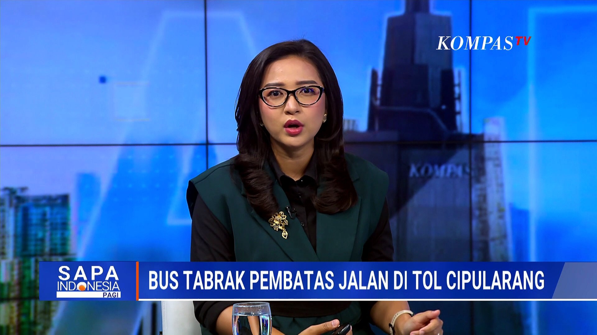 Bus tabrak pembatas jalan di Tol Cipularang, sopir hindari mobil rem ...
