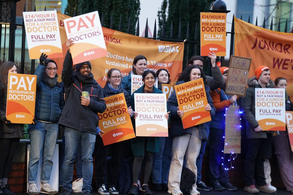 Resident doctors call off strike after Labour makes fresh pay offer