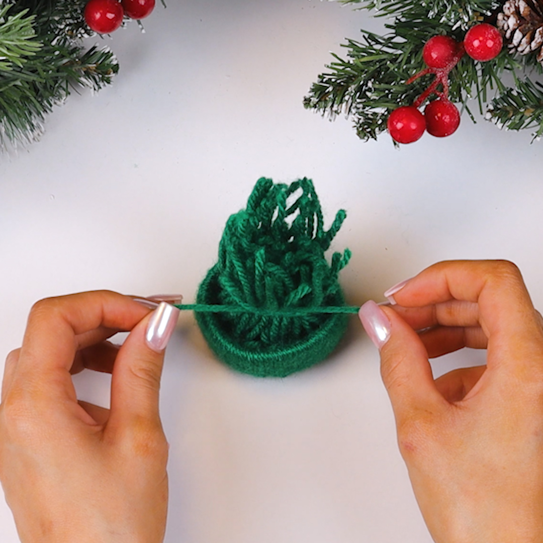 Wrap your sweets with these mini yarn hats 🍬 ️