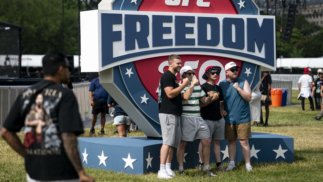 Pilot reports blinding lights from Trump White House UFC setup