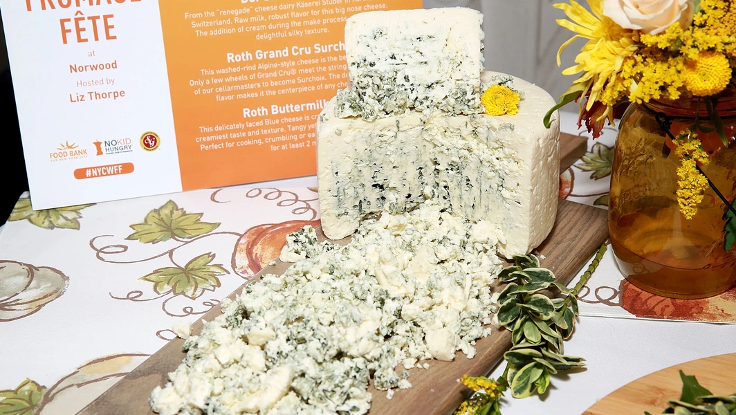 Making and serving flavorful cheese spreads