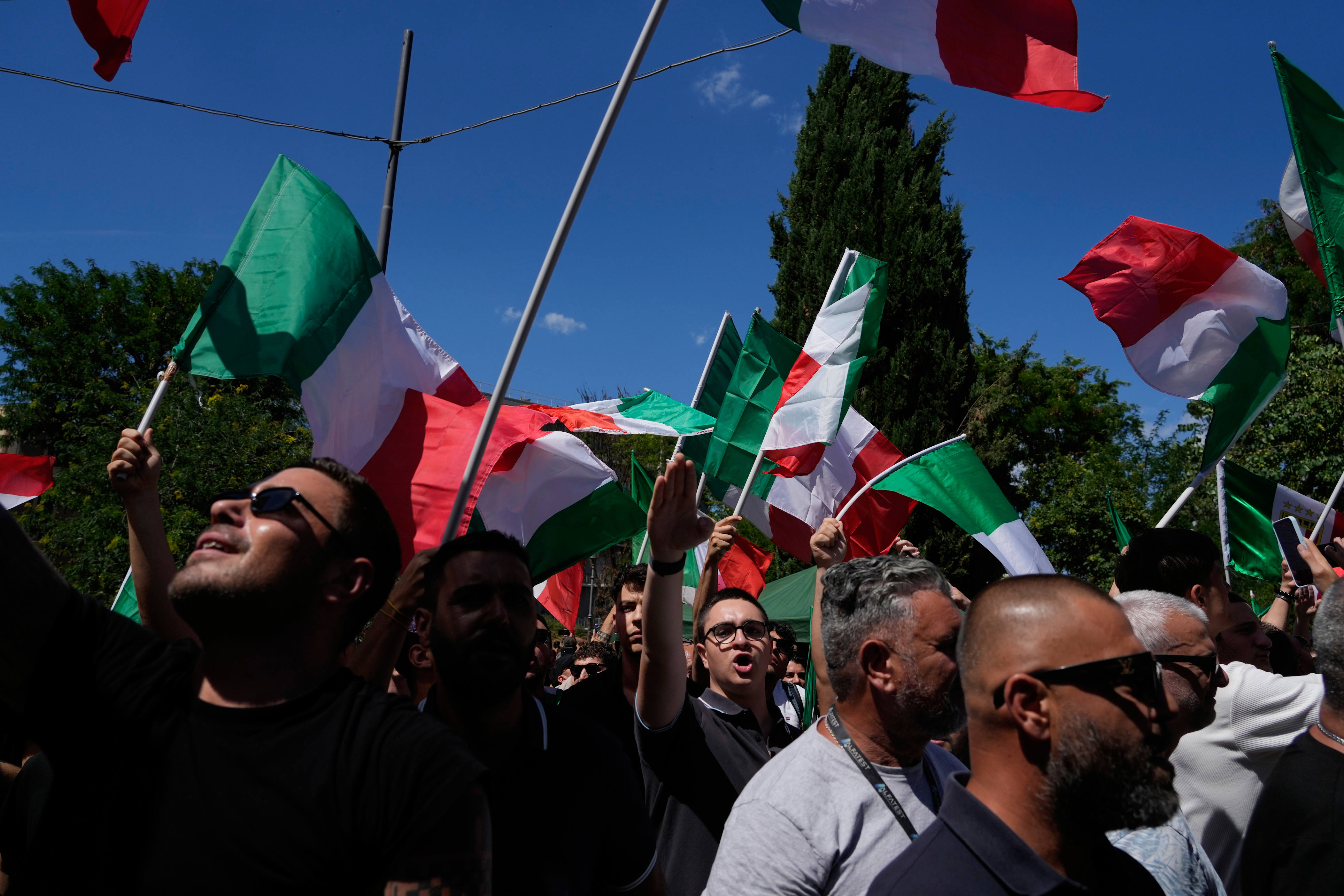 Thousands march in Rome in rival anti- and pro-migration rallies