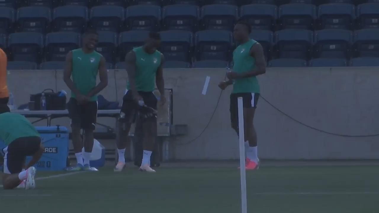 Ivory Coast players water the pitch as temperatures rise for WC opener ...
