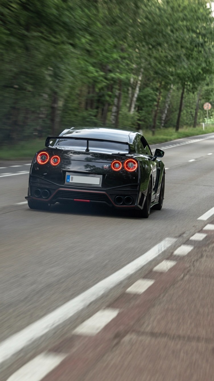 Deze Nissan GT-R R35 schiet weg bij groen licht