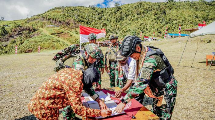 Delapan eks anggota OPM berbaju batik cium bendera Merah Putih di ...