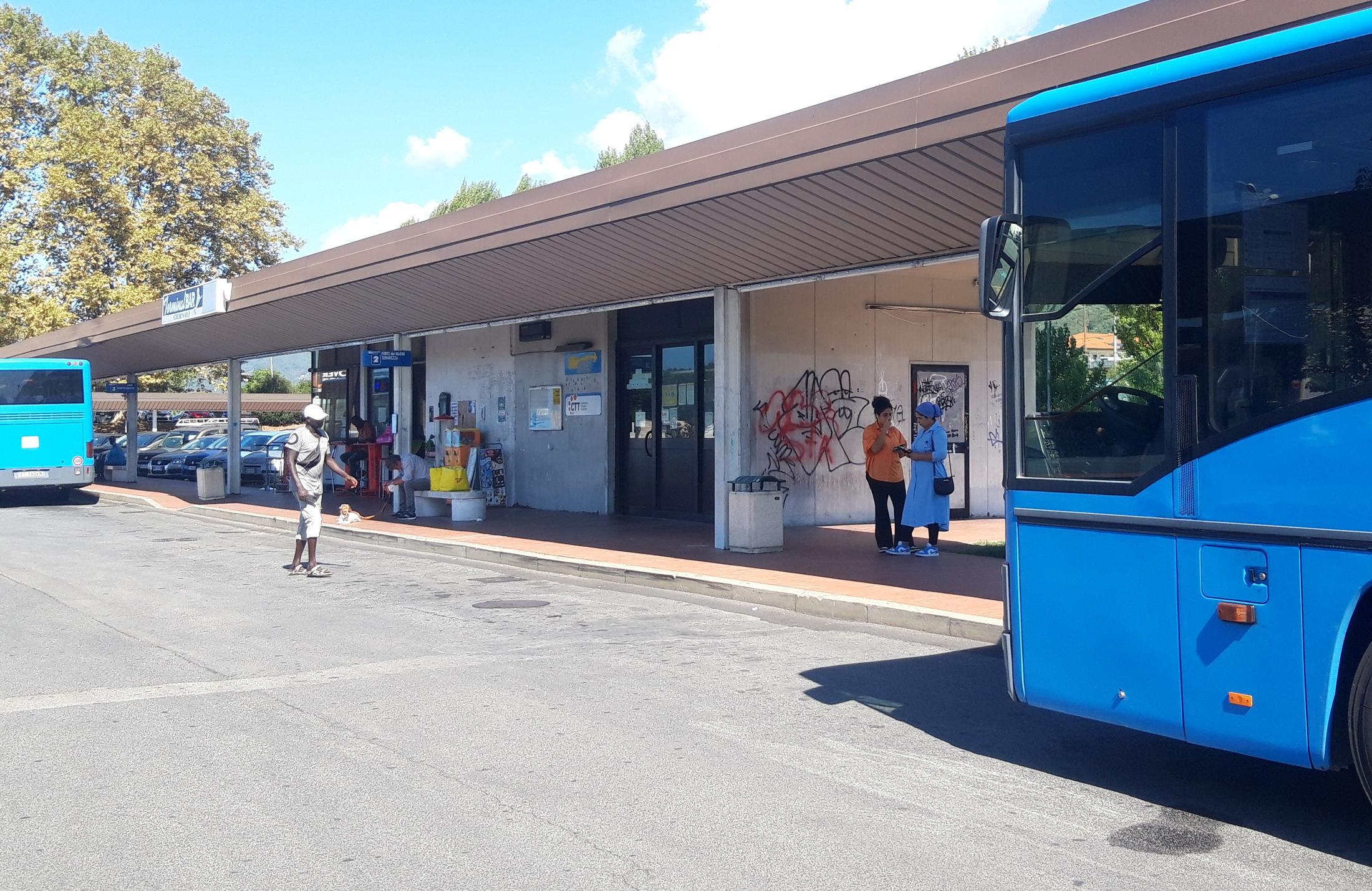 Scontro sui bus tagliati: "Ci hanno rimesso tutti"