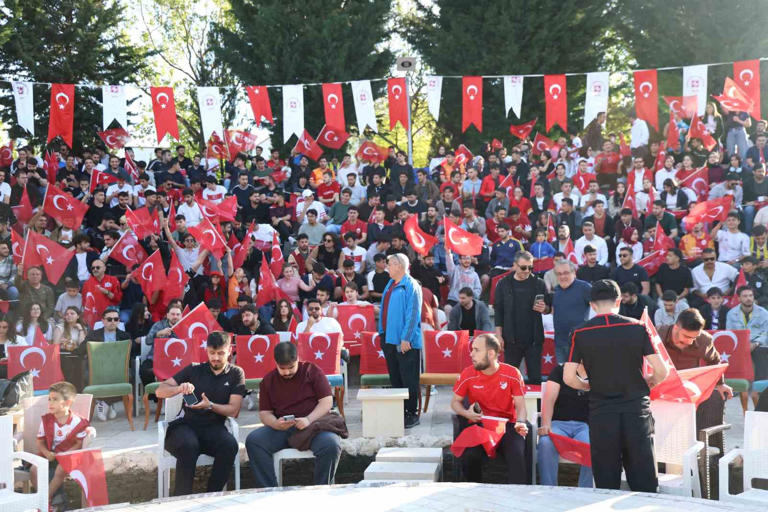 Elazığ’da zaman durdu: A Milli maç için dev ekran kuruldu