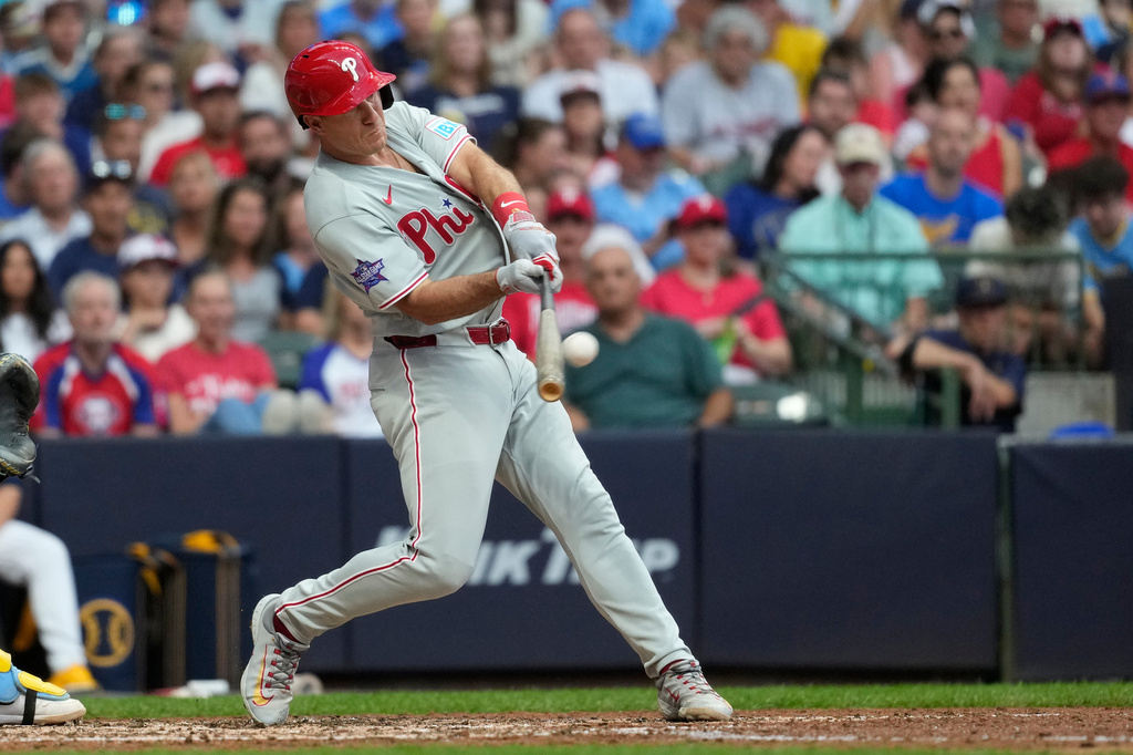 JT Realmuto hits 3-run homer in 5-run 6th and Phillies hold off Brewers 9-8