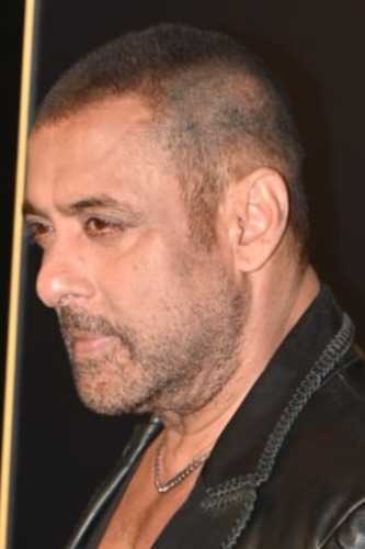 Salman Khan unveils dramatic new look, poses with Aamir Khan, Kareena ...