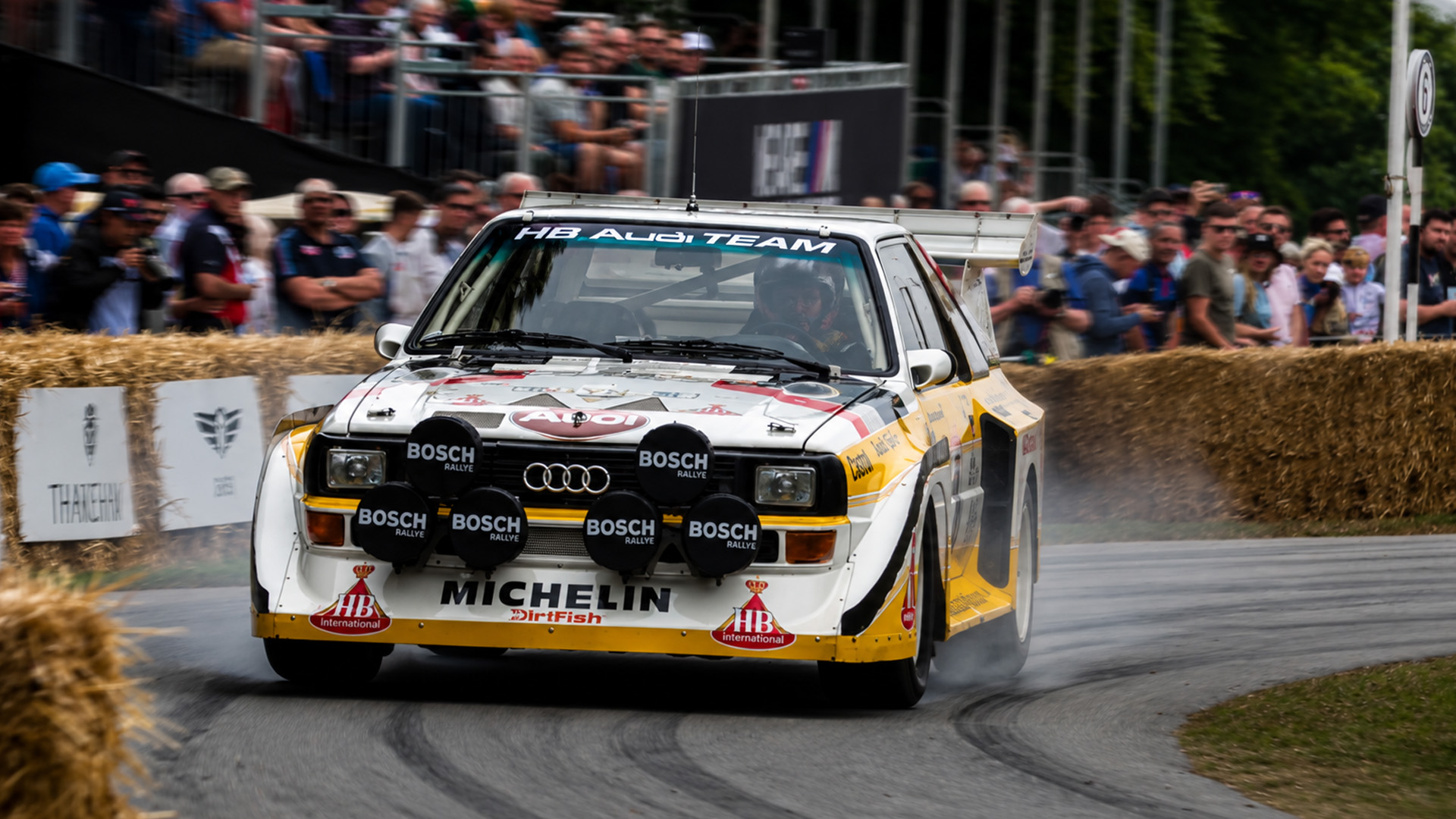 Audi Sport Quattro glijdt bijna te ver in een bocht op het circuit