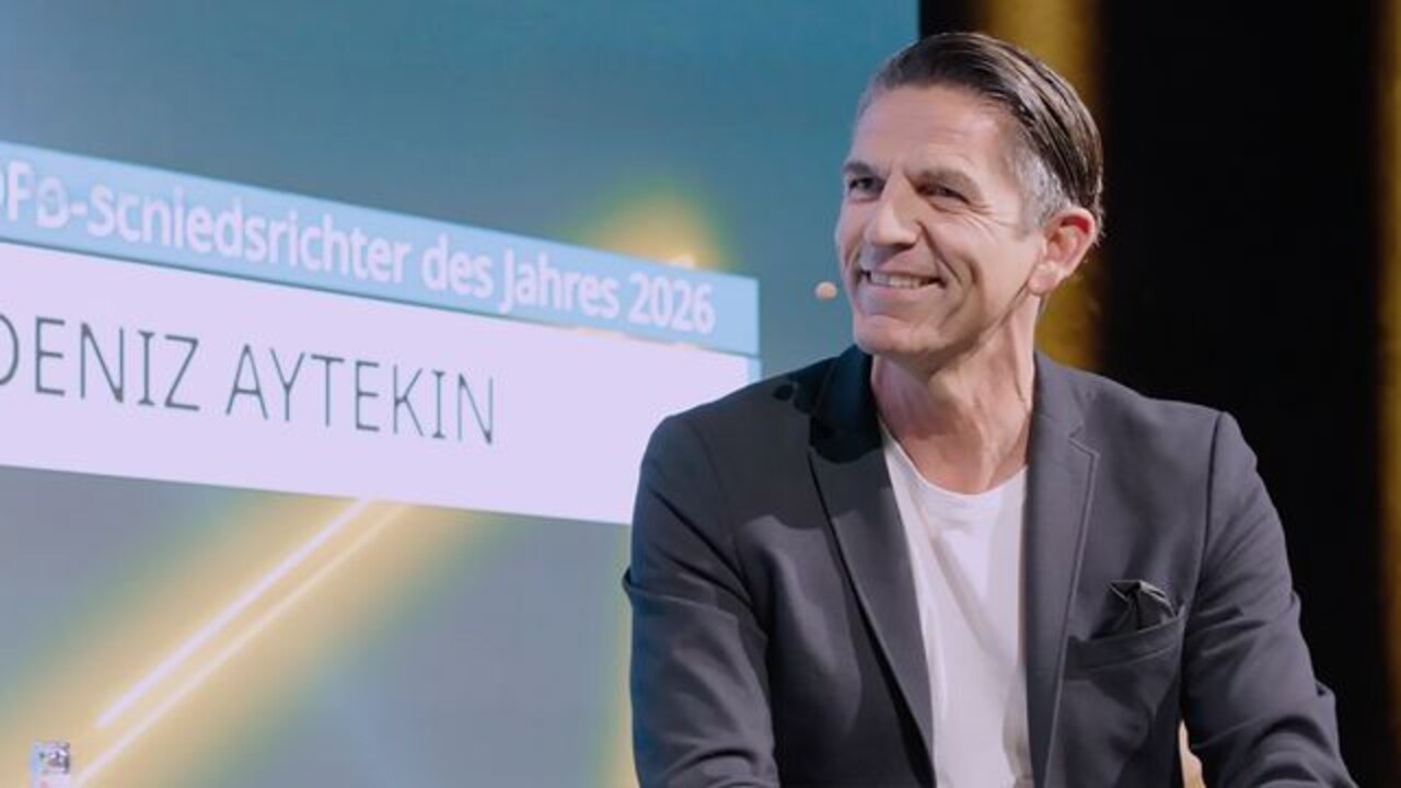 Wie hält man ein Pfeifkonzert von 80.000 Menschen im Stadion aus ...