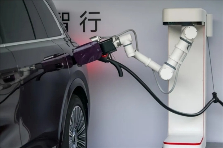 Xiaomi ra mắt cánh tay robot tự động sạc pin xe điện tại nhà