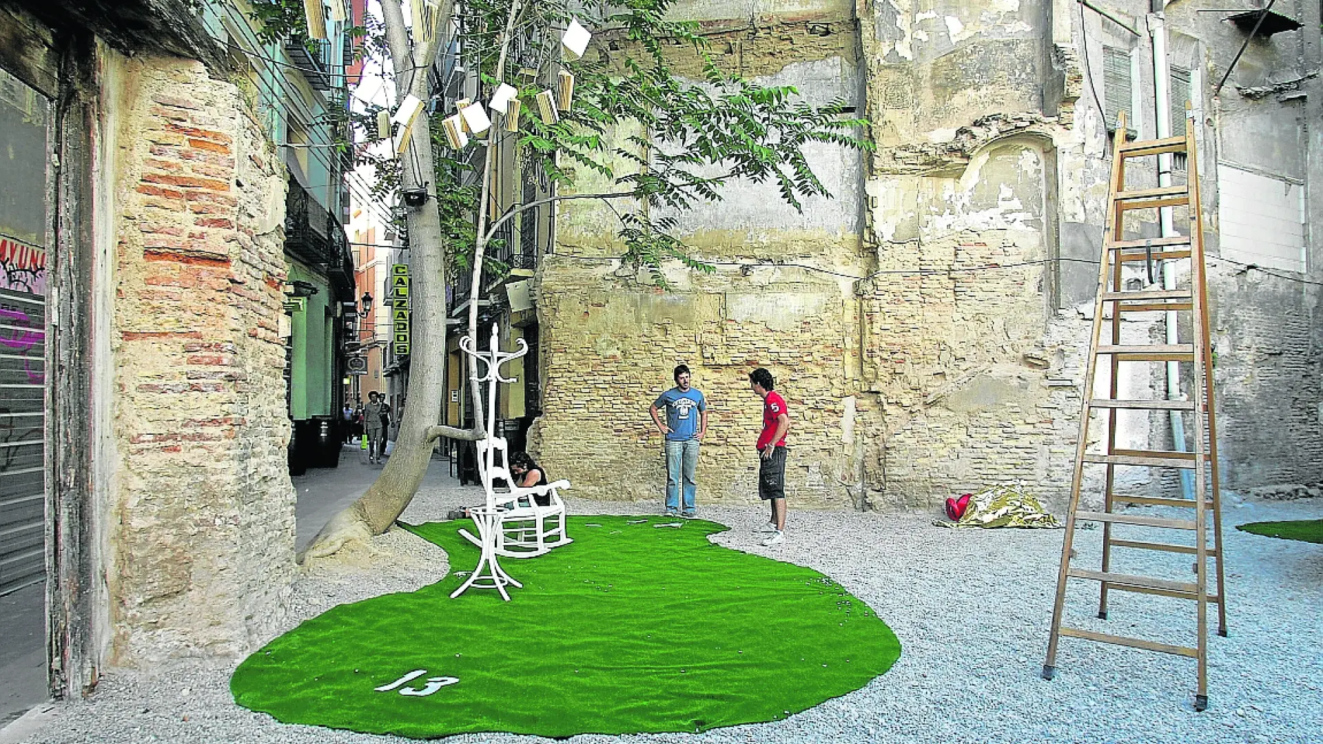 Esto no es un solar abandonado, es un espacio social, una obra de arte ...