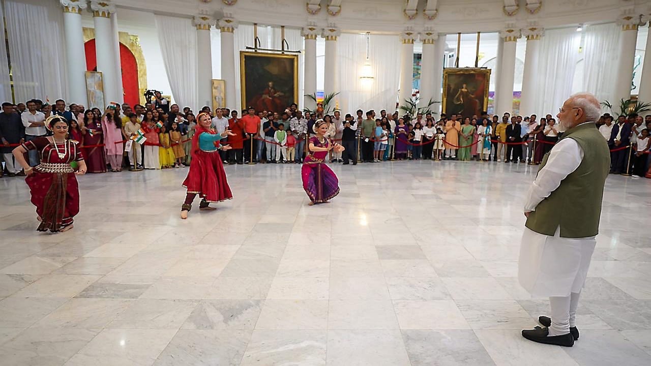 PM Modi welcomed with traditional dance performance in France | Watch