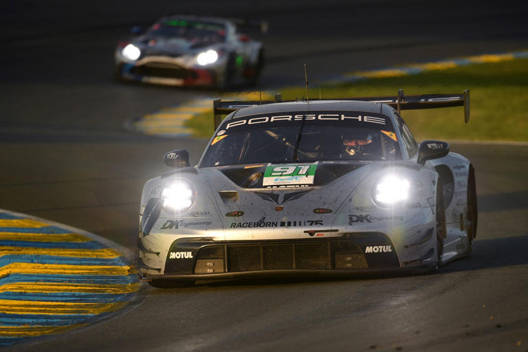 Le Mans 24h, H18: BMW in lead as Porsche crash triggers safety car