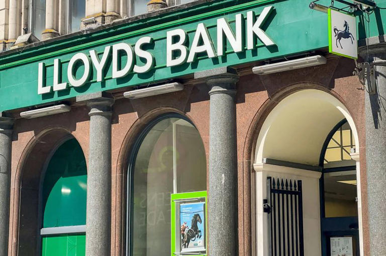 Iconic British high street mainstay shutting 150 shops as banks also ...