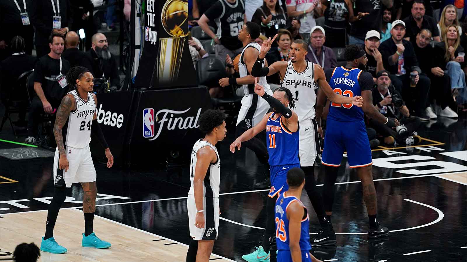 Knicks’ Jalen Brunson screams at ref after Victor Wembanyama nearly ...