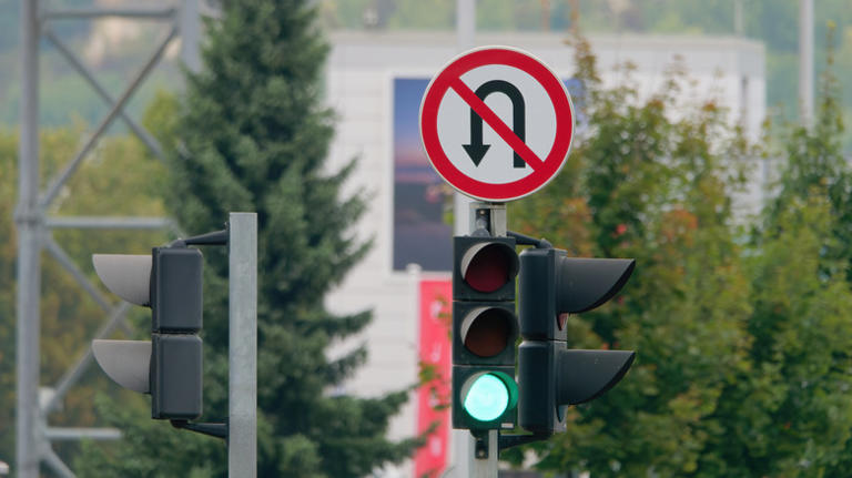 You can get a ticket in Western Canada for this common US traffic light ...