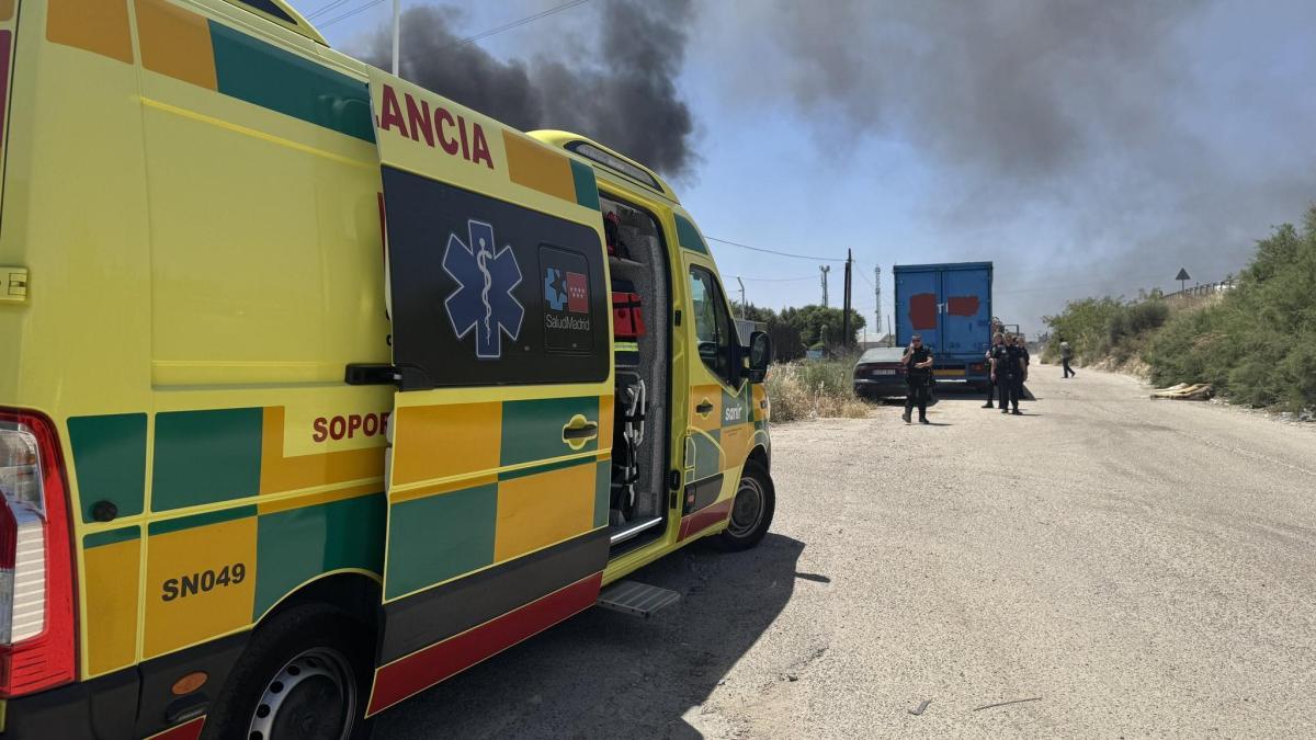Arden 13 camiones en un incendio desatado en un recinto vallado junto a ...