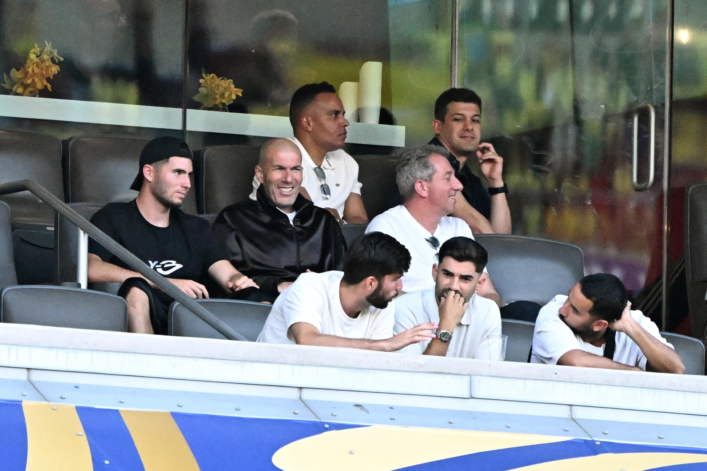 Et pendant ce temps... Zinédine Zidane au match Brésil-Maroc avec ses ...