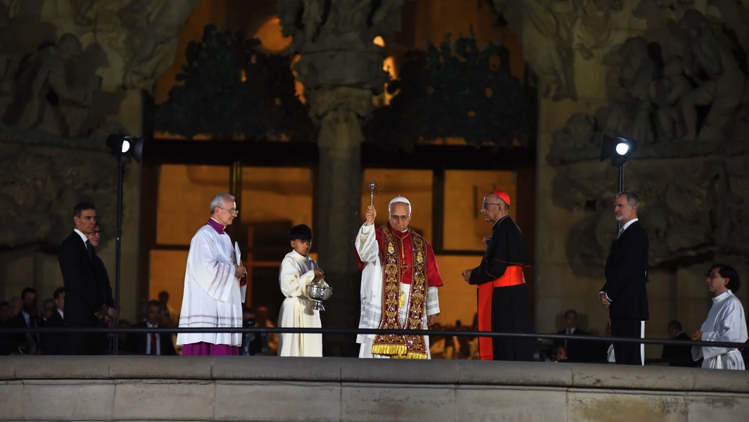 Viral papal photo in Barcelona leads to family meeting