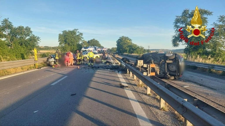 Incidente tra due auto nel Maceratese, due morti e quattro feriti