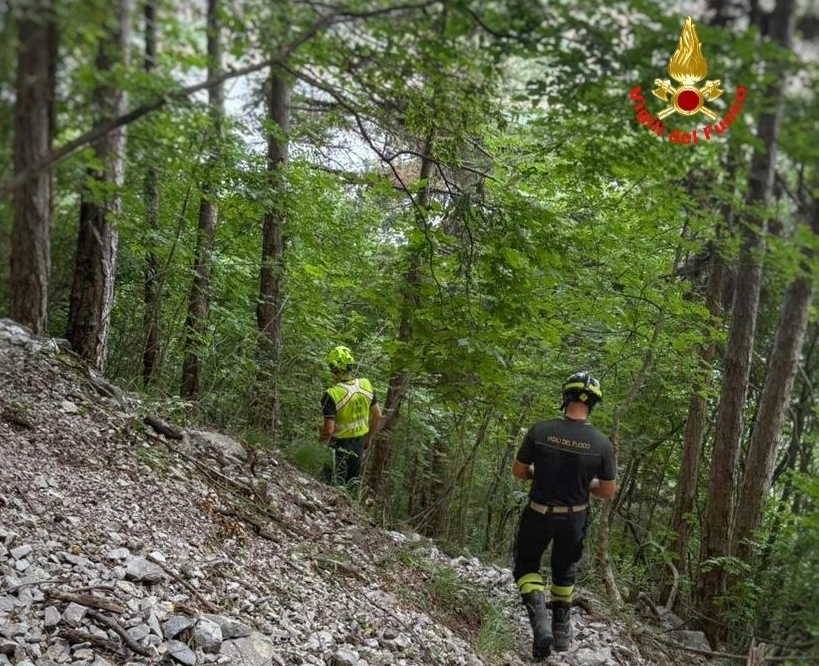 Caduta massi alla base del San Martino: intervento dei Vigili del Fuoco