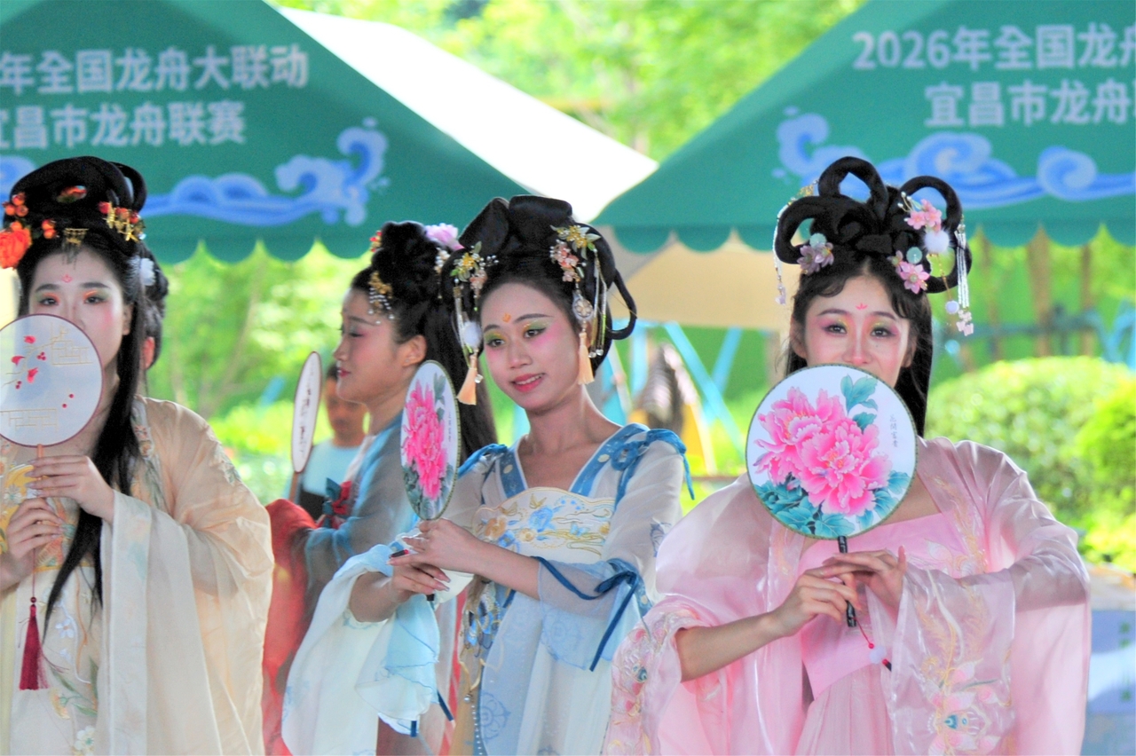 湖北宜昌：汉服“仙子”展演楚风民俗舞蹈