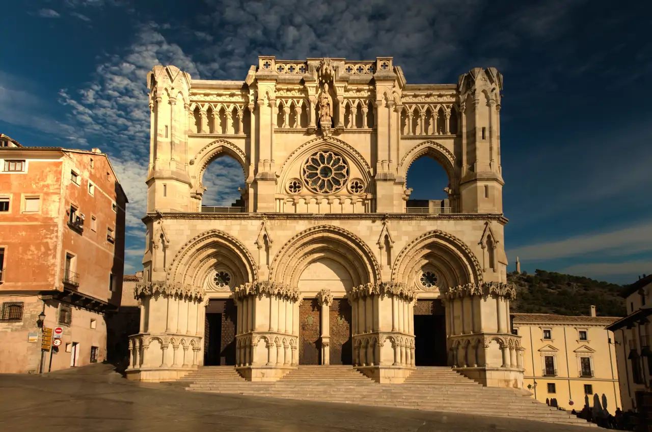 La catedral que convirtió sus vidrieras en obras de arte abstracto