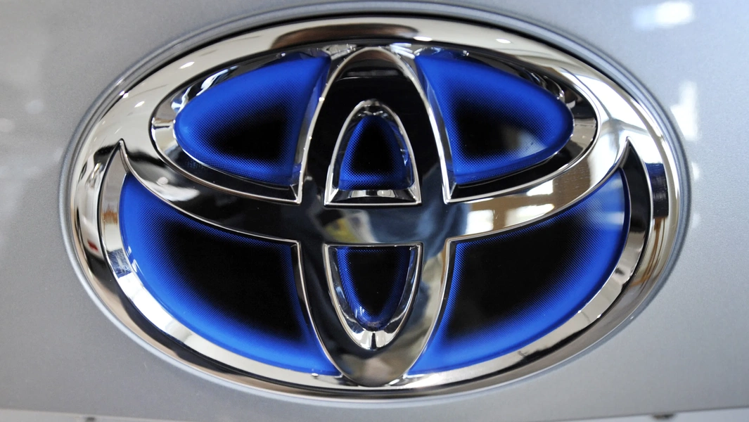 Prius edges Camry in Toyota hybrid mpg showdown