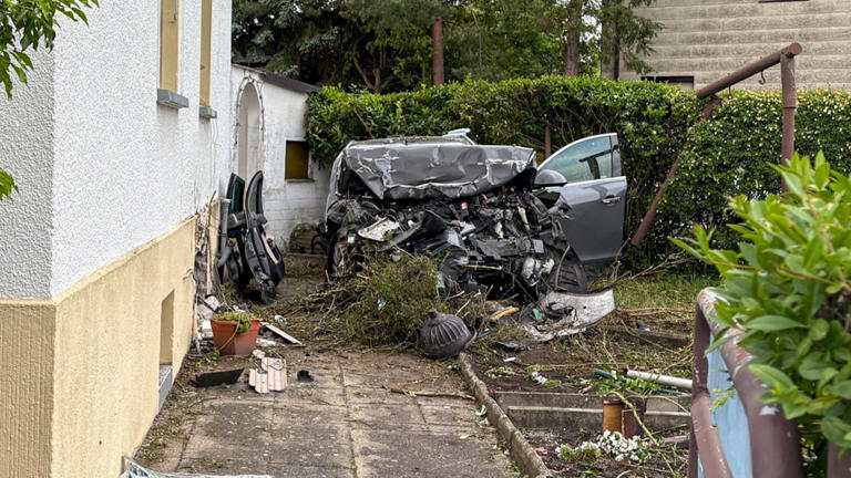 Unfall in Lauta: Fahrer stirbt nach Kollision mit Wohnhaus