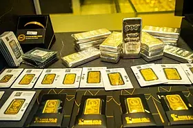 Gold clings to $4,000 lifeline after sharp sell-off amid US Fed uncertainty