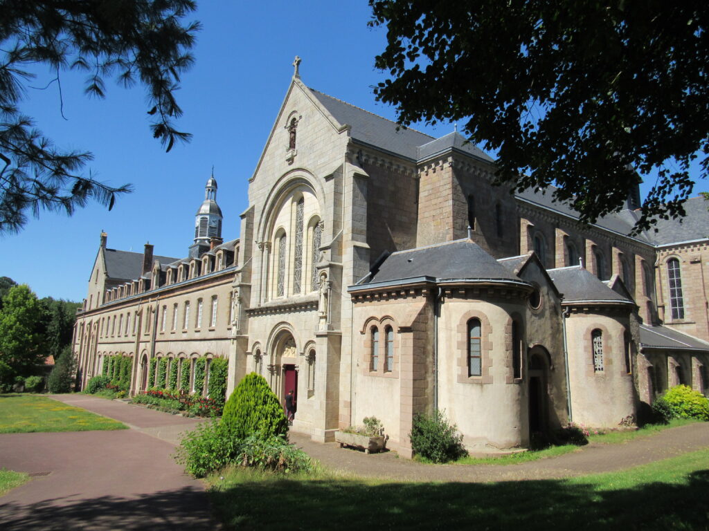 L’abbaye de Bellefontaine dans le Maine-et-Loire accueille douze moines ...