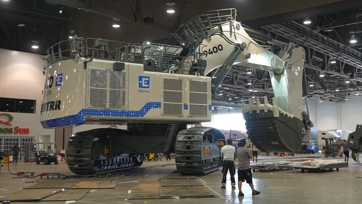 Deze gigantische elektrische graafmachine trekt alle aandacht op de beurs