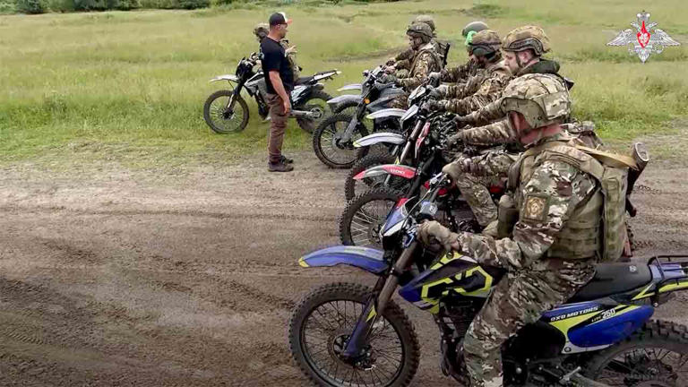 Video: Russisk enhet trener soldater i ekstrem motorsykkelkjøring i ...