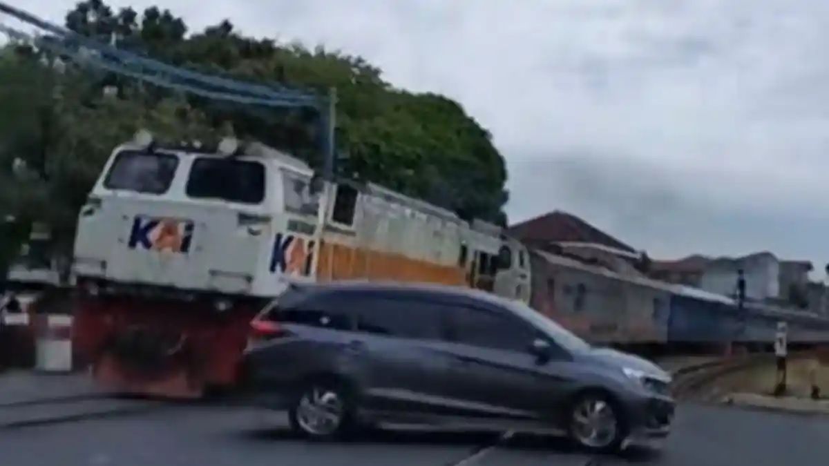 Sopir Mobilio di Semarang diburu PT KAI dan polisi, aksi nekat ini jadi ...