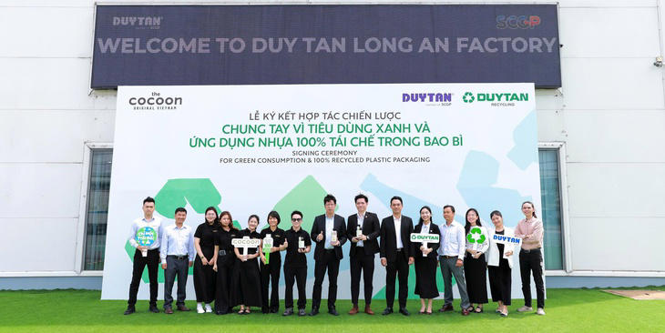 Cocoon hợp tác Duy Tân Recycling dùng nhựa tái chế 100% trong bao bì