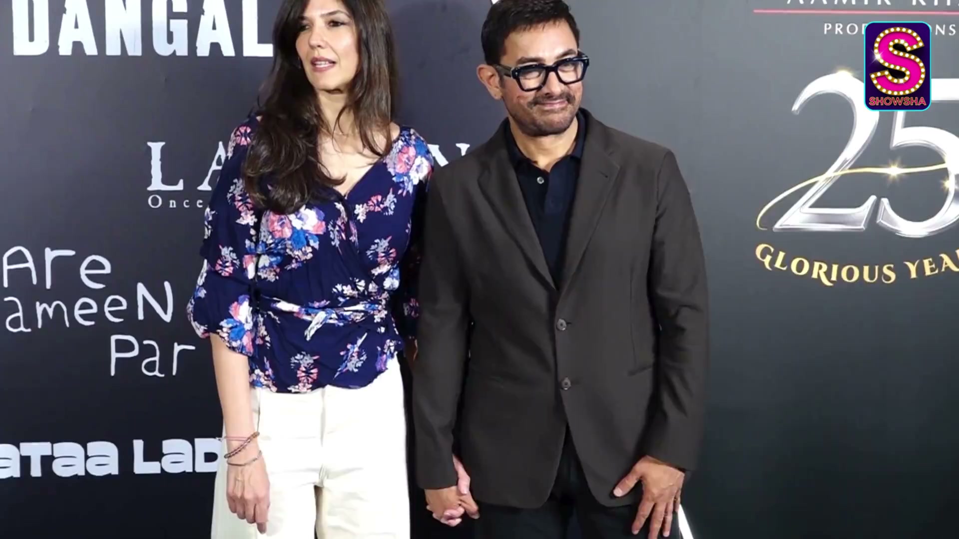 Aamir Khan poses with girlfriend Gauri Spratt at Lagaan's 25-year ...
